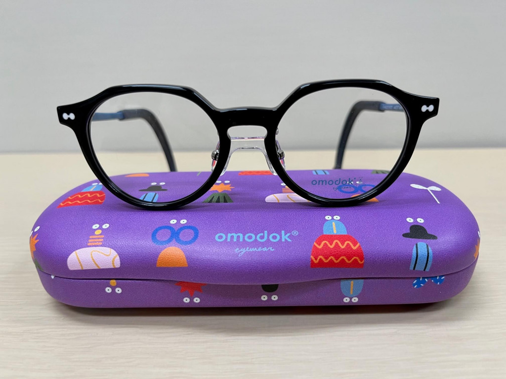 オモドックtiny-511Lおしゃれと機能を兼ね備えた子供用メガネ