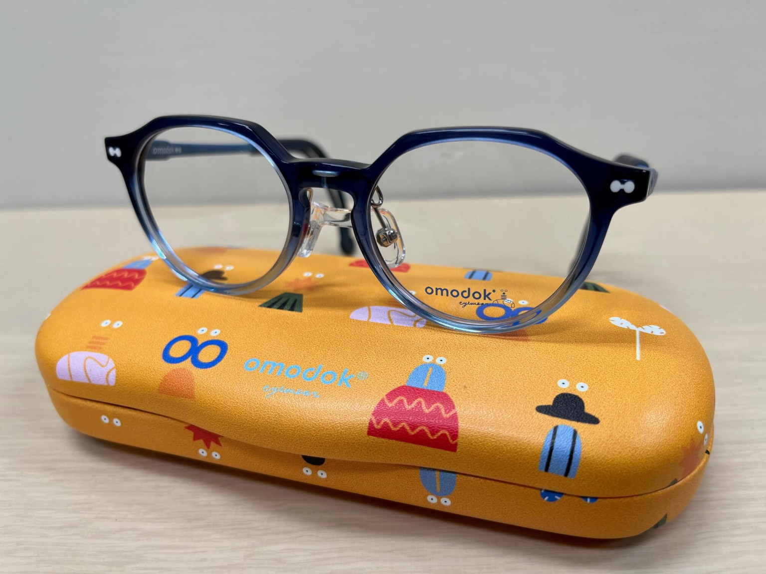 オモドックtiny-511Lおしゃれと機能を兼ね備えた子供用メガネ