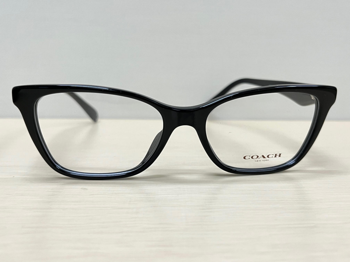 コーチ (Coach) HC6248U ブラックの女性用メガネが佐藤眼鏡店に入荷。知的で上品なキャットアイフレーム。