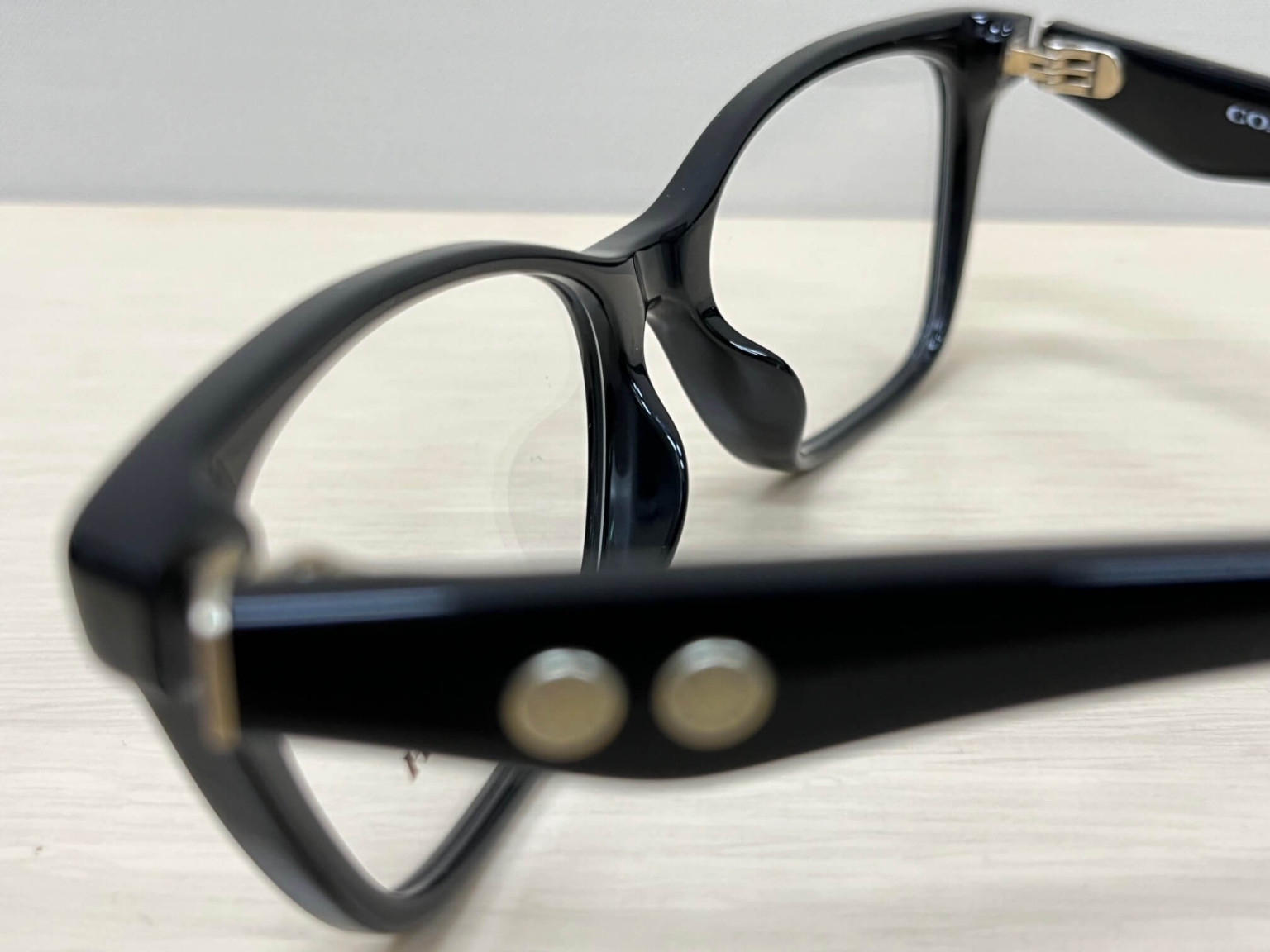 コーチ (Coach) HC6248U ブラックの女性用メガネが佐藤眼鏡店に入荷。知的で上品なキャットアイフレーム。