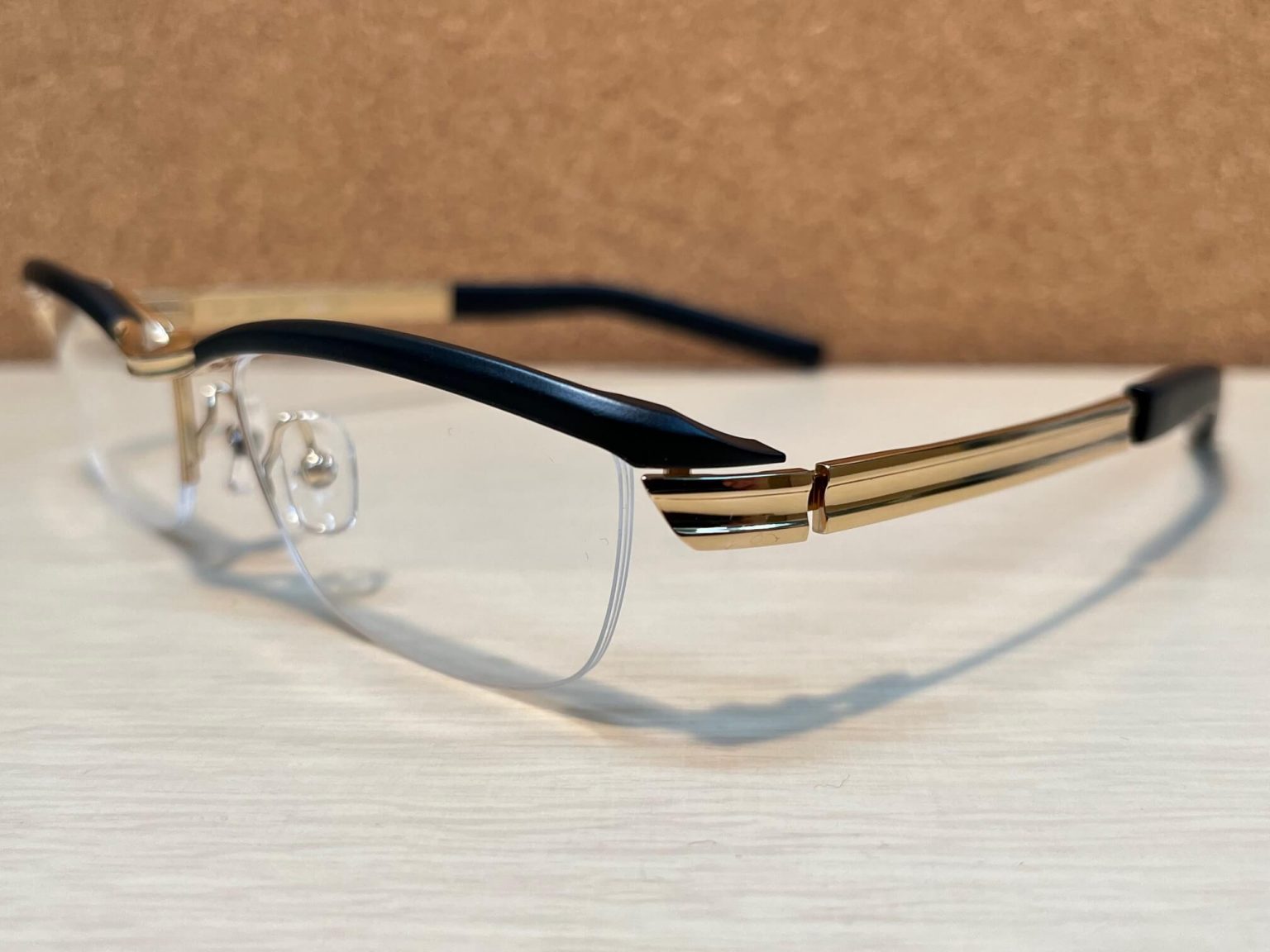 フォーナインズS-24T新作レビュー｜ブラックマット×ゴールドの魅力と機能性 | 福岡県飯塚市田川市 佐藤眼鏡店